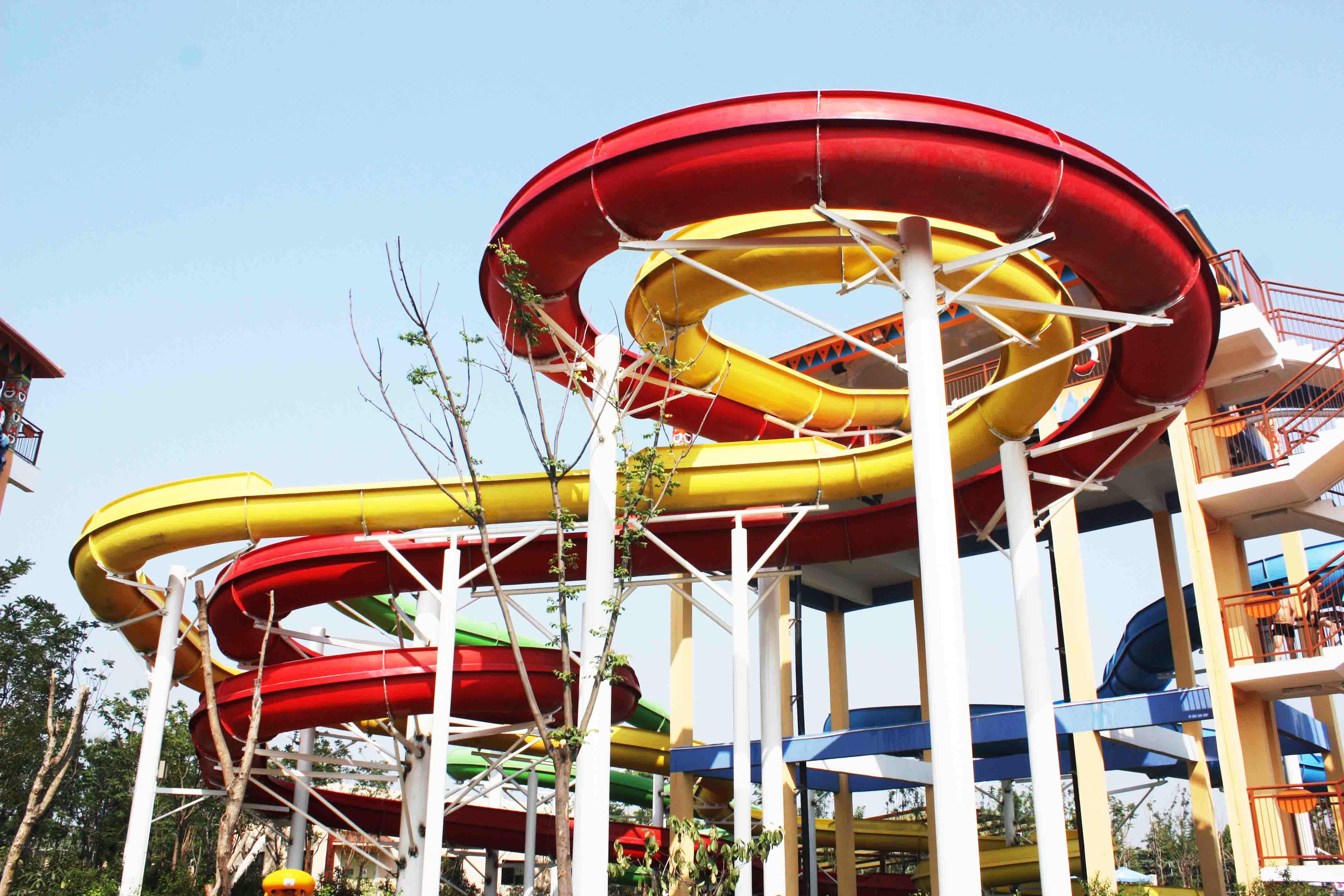 Popular Spiral Water Park Slide With Vertical Track , FRP Water Park ...