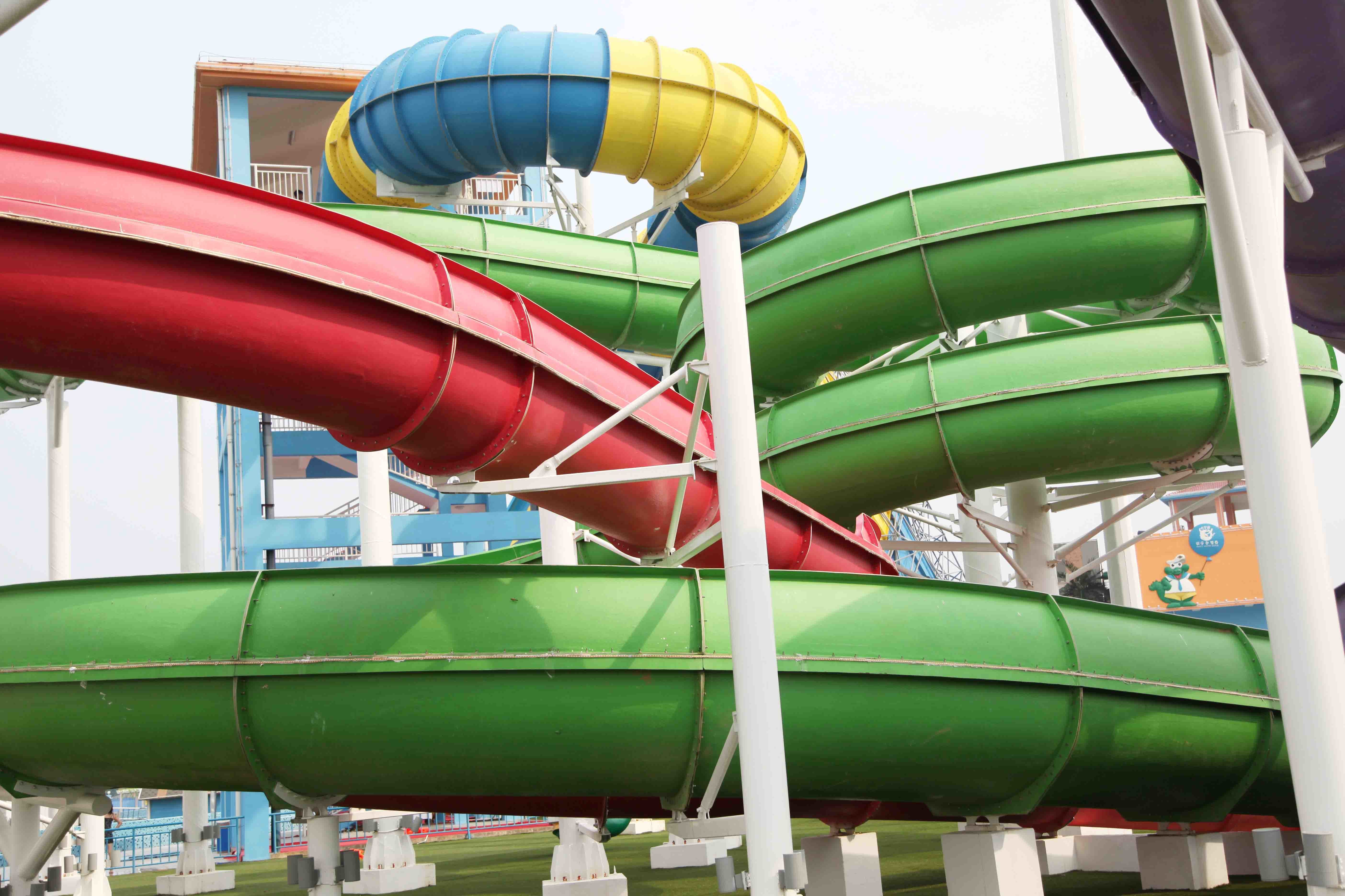 Popular Spiral Water Park Slide With Vertical Track , FRP Water Park ...