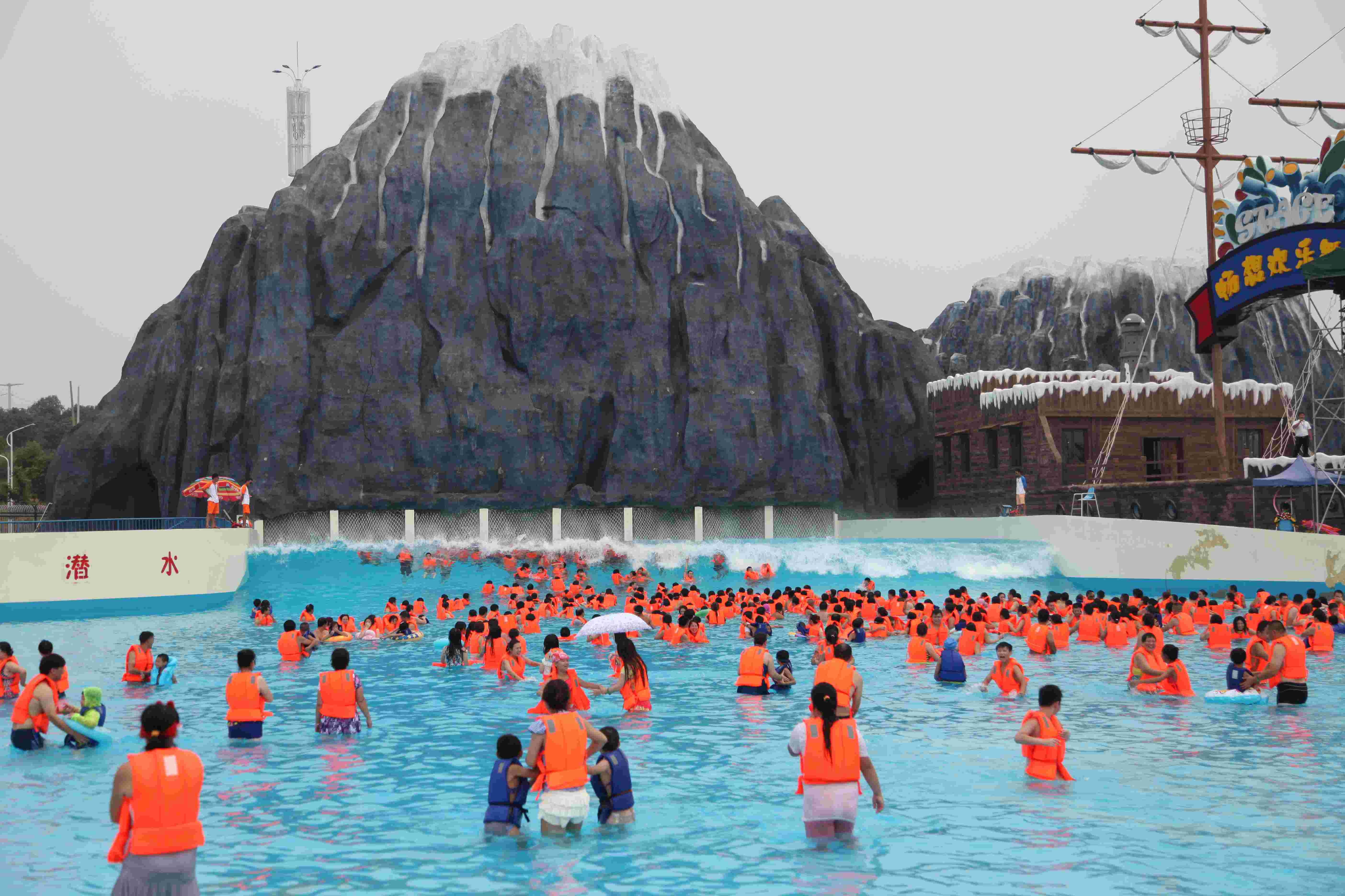 Water Park Wave Pool Equipment , Waterpark Wave Machine For Family Fun ...