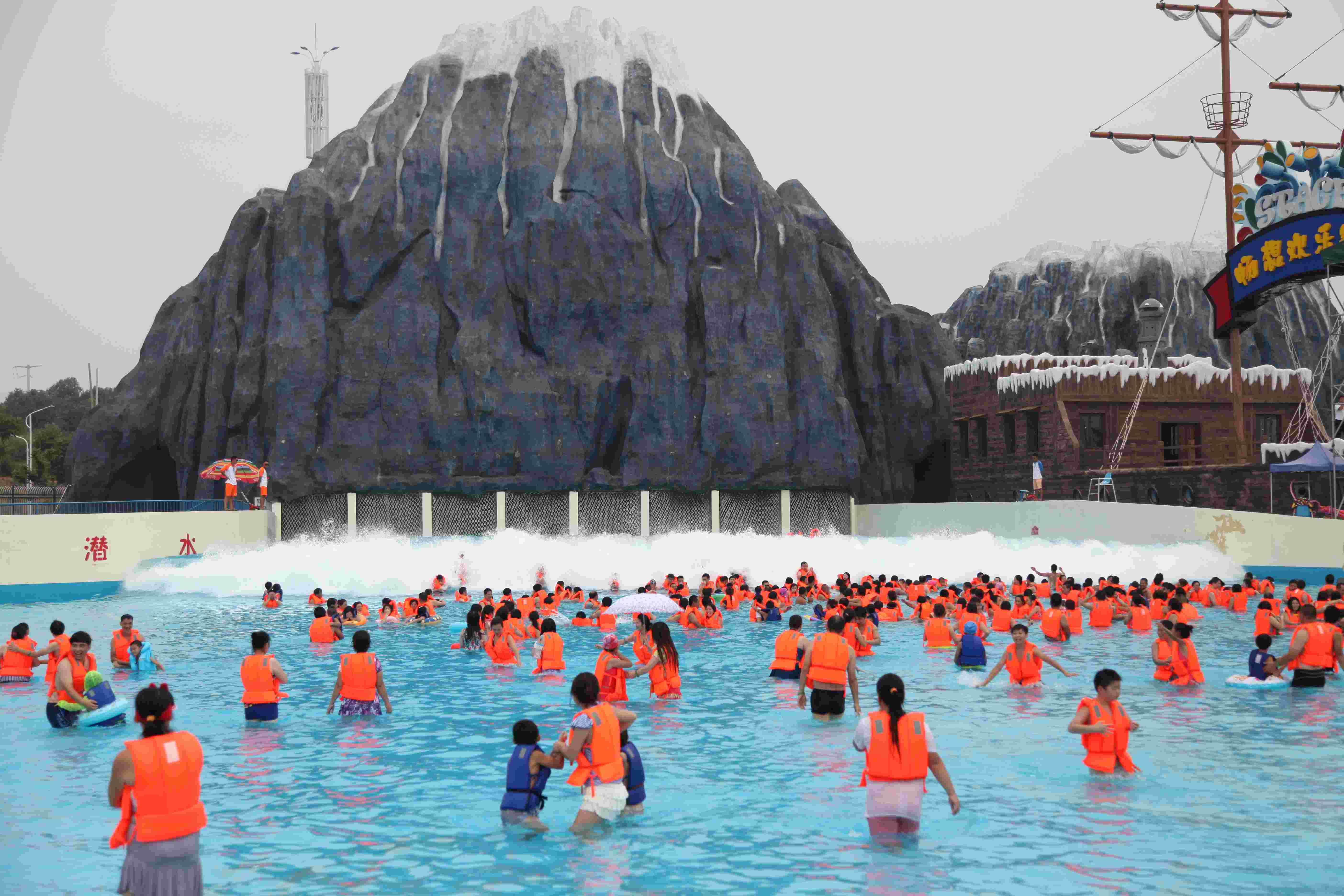 Water Park Wave Pool Equipment , Waterpark Wave Machine For Family Fun ...